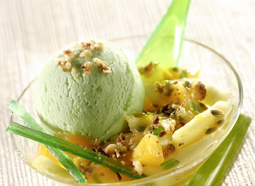 Crumble de fruits exotiques et glace pistache | Intermarché