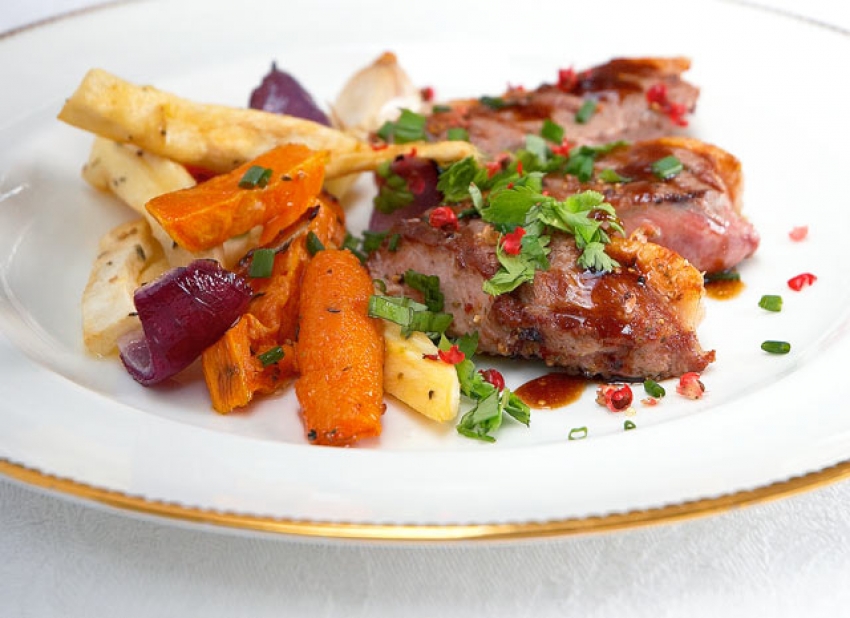 Filets de canard grillé, vinaigrette tiède au vinaigre balsamique et à ...