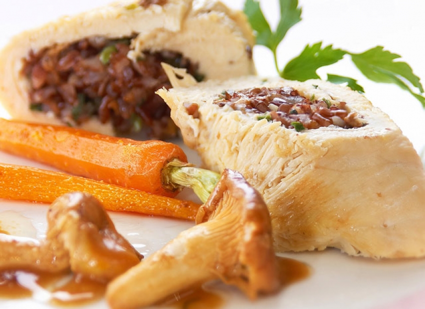 Rolletjes van gevogelte met 3 rijstsoorten en eierdooierzwammen ...