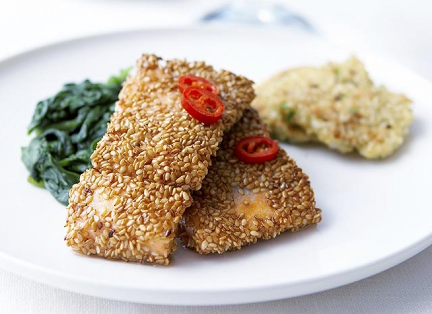 Filet de poisson en croûte de sésame sur lit d'épinards | Intermarché