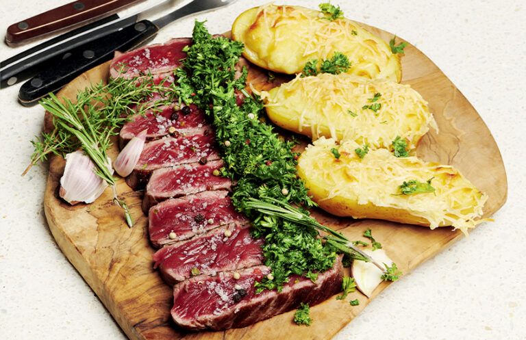 Entrecôte grillée accompagnée de sa pomme de terre macaire et ...