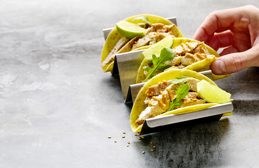 Tacos de poulet mariné aux épices douces, mayonnaise au sésame, crème ...